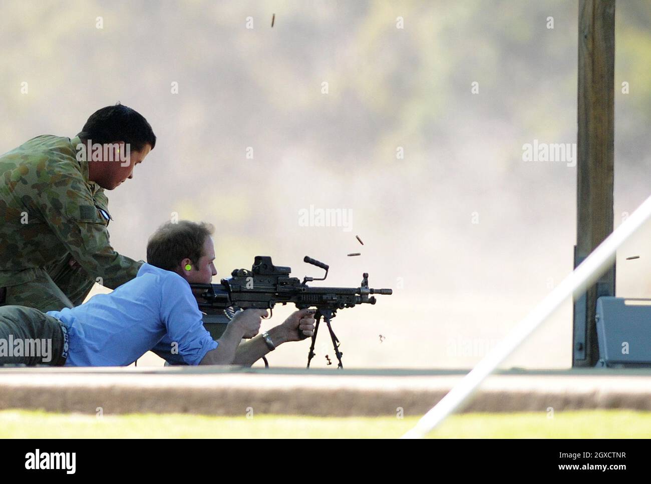 Prince William fires a F-89 Minimi Machine gun at Holsworthy Army ...