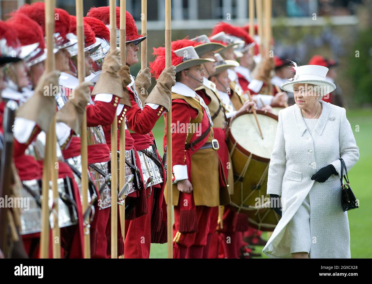 Queen Elizabeth II reviews the Company of Pikemen and Musketeers at HAC ...