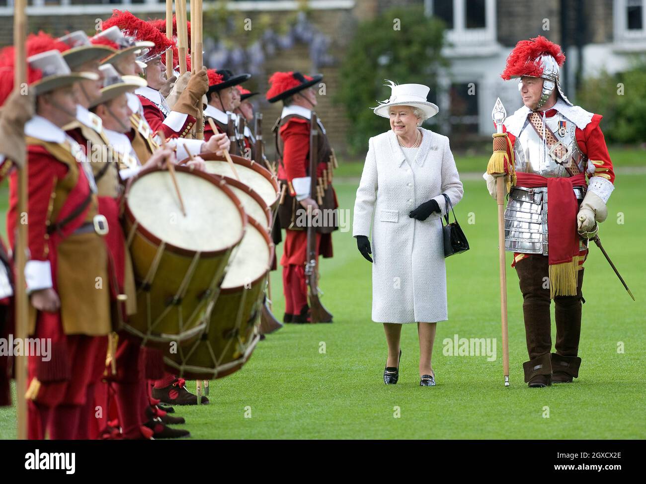 Queen Elizabeth II reviews the Company of Pikemen and Musketeers at HAC ...