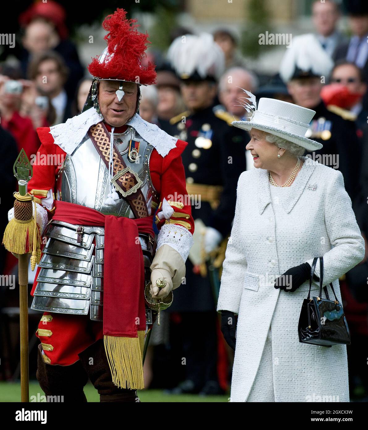 Queen Elizabeth II reviews the Company of Pikemen and Musketeers at HAC ...