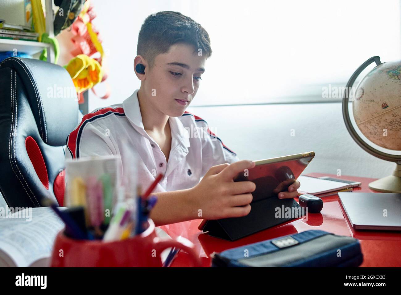 Teach teenager hi-res stock photography and images - Alamy