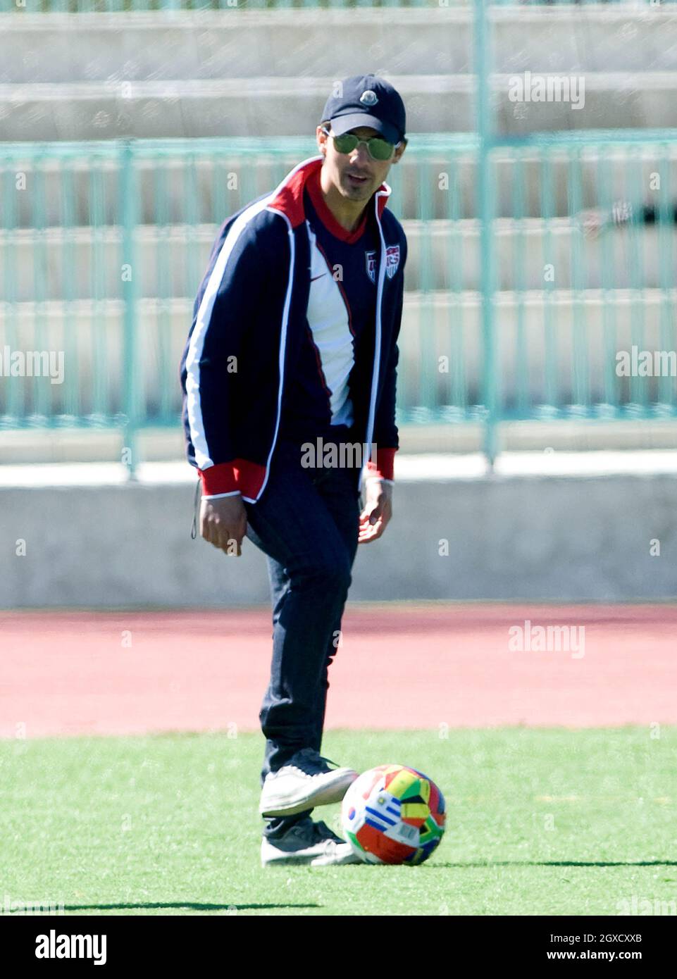 US singing sensation Joe Jonas (of the Jonas Brothers) plays football ...