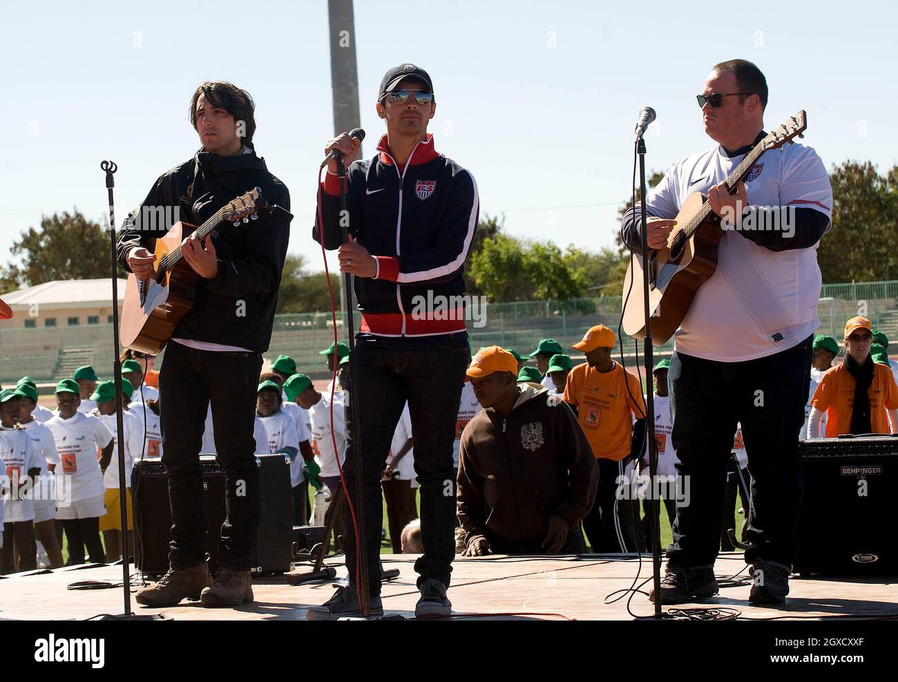 US singing sensation Joe Jonas (of the Jonas Brothers) sings to young ...
