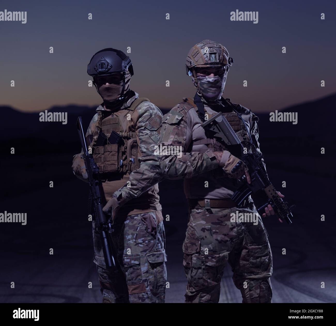 Two soldiers aiming rifles hi-res stock photography and images - Alamy