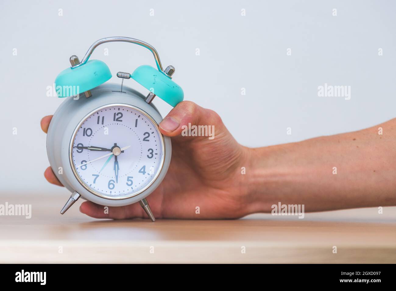 Hand holding clock graphic hi-res stock photography and images - Alamy