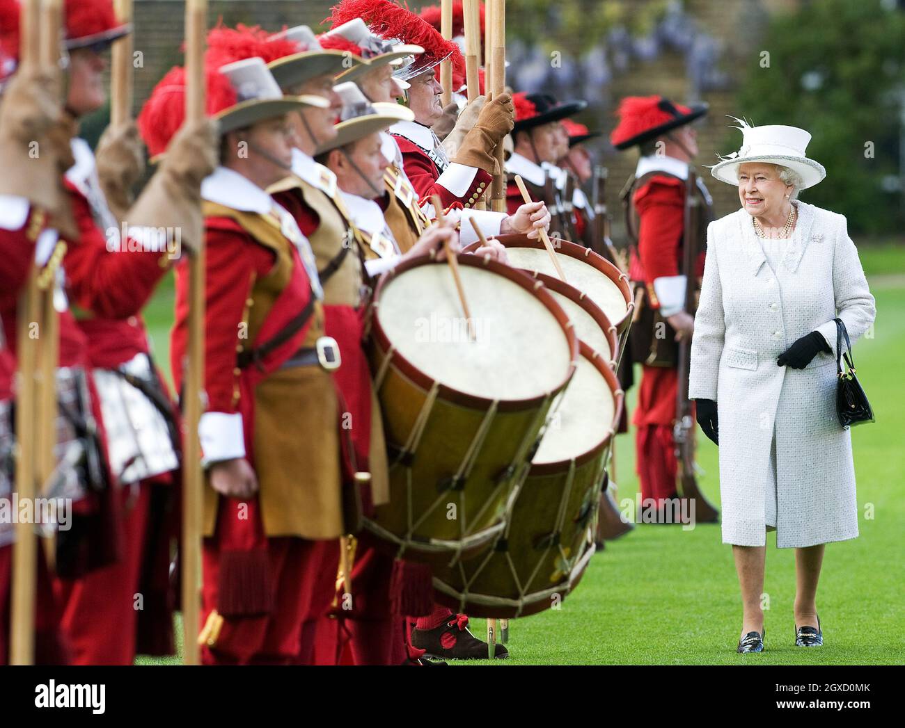 Queen Elizabeth II reviews the Company of Pikemen and Musketeers at HAC ...
