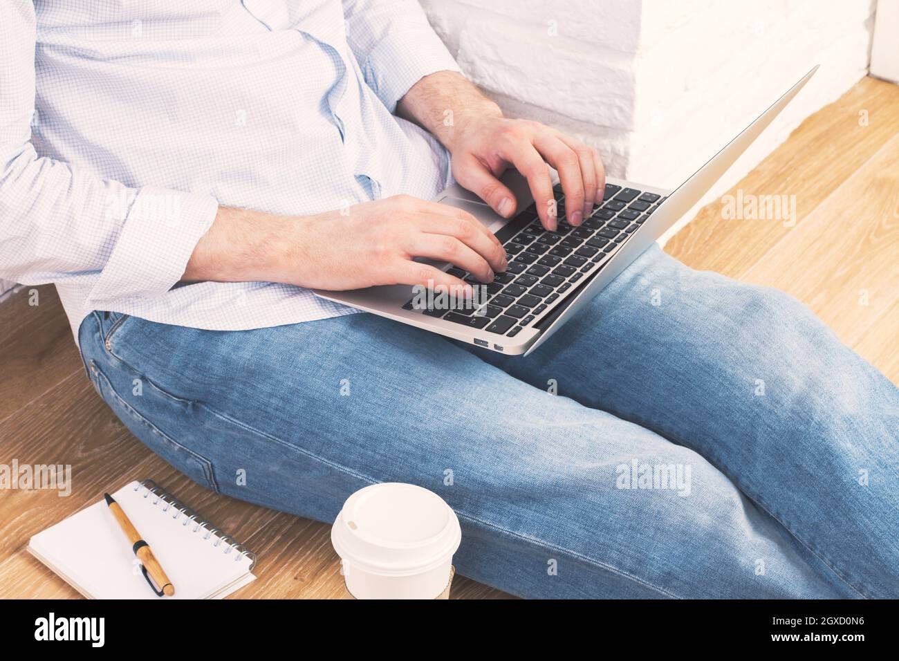 Man sitting on brick wall hi-res stock photography and images - Alamy
