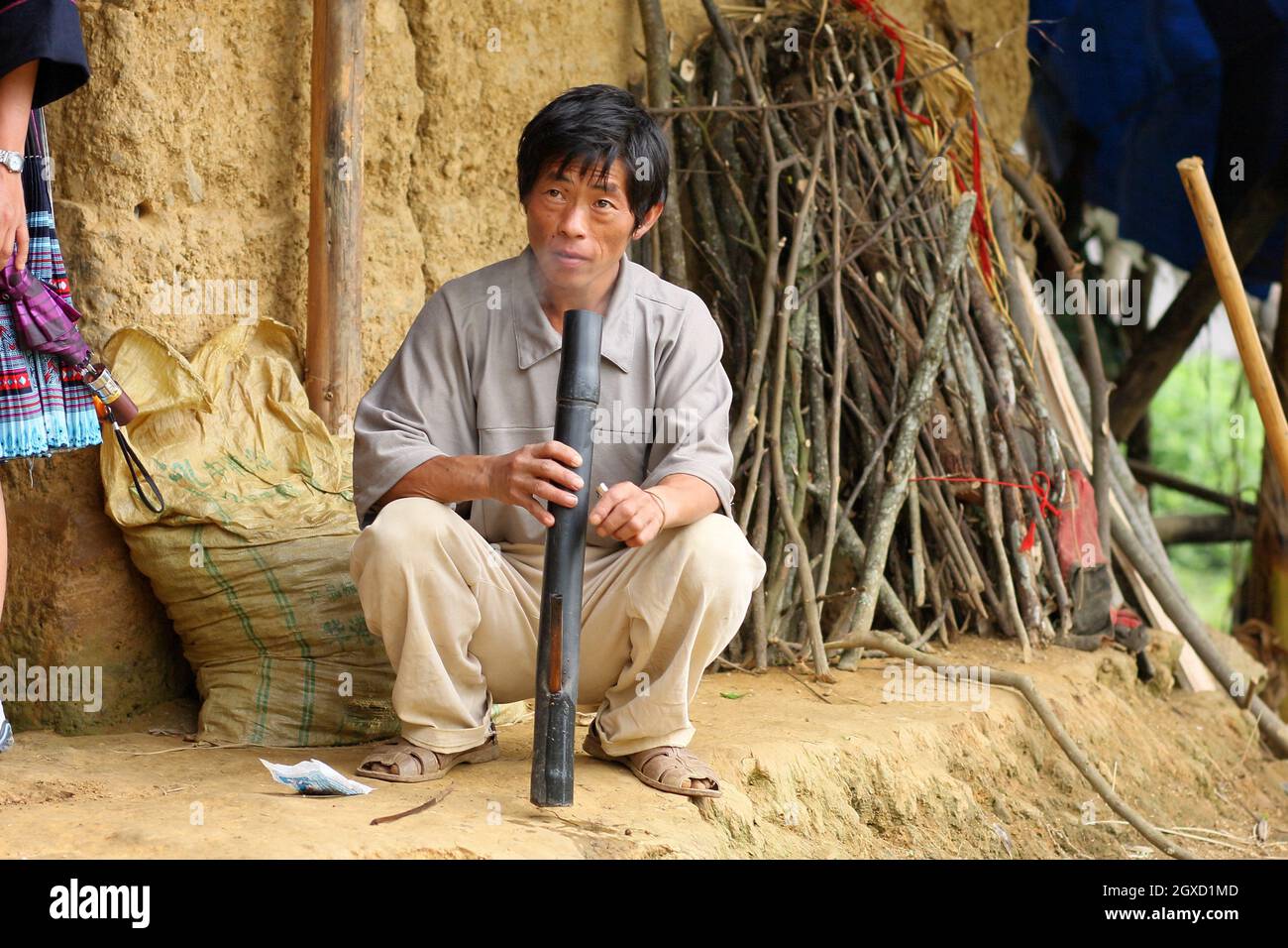 Vietnamese man smoking tobacco pipe hi-res stock photography and images ...