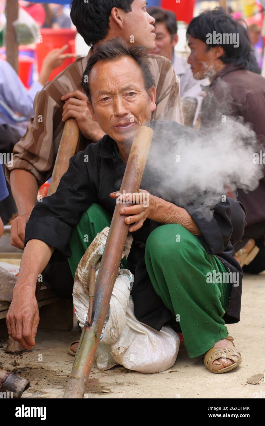 Vietnamese man smoking tobacco pipe hi-res stock photography and images ...