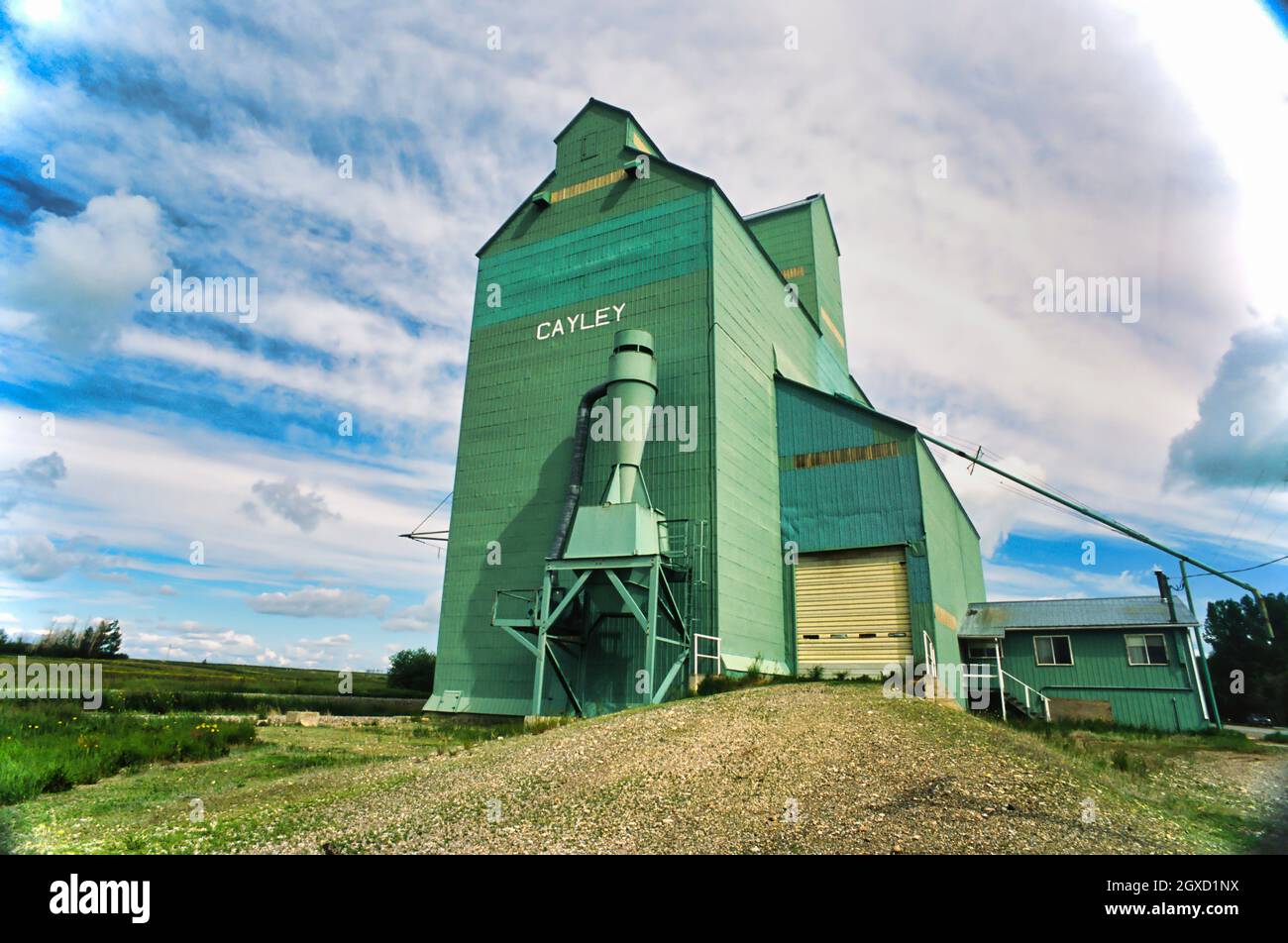 Grain elevator architecture alberta hi-res stock photography and images ...