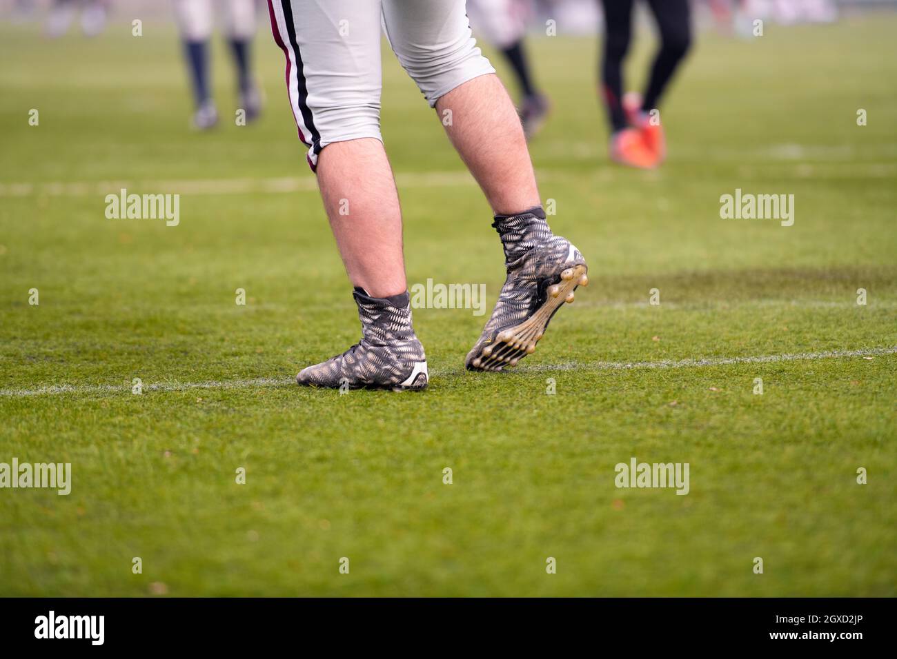 College football players stretching hi-res stock photography and images ...