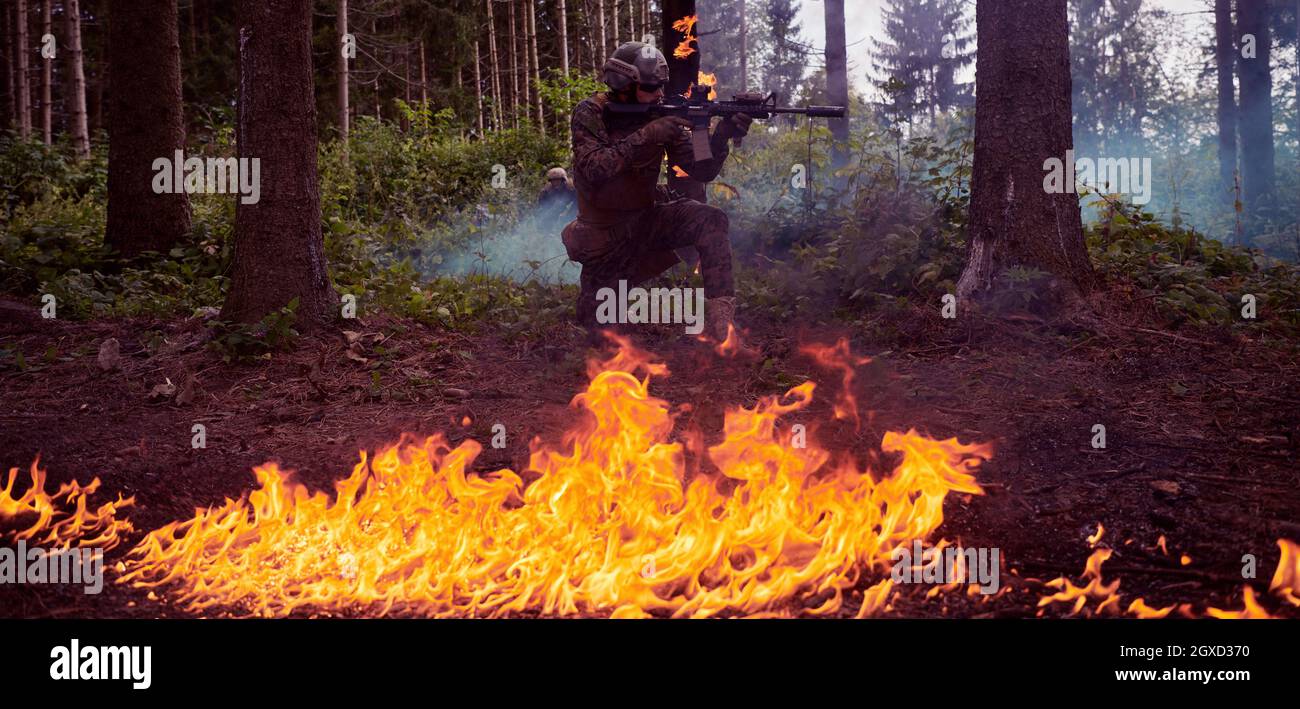 Modern warfare Soldiers Squad Running as Team in Battle Formation Stock ...