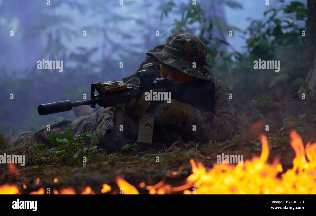 modern warfare soldier in action combat Stock Photo - Alamy