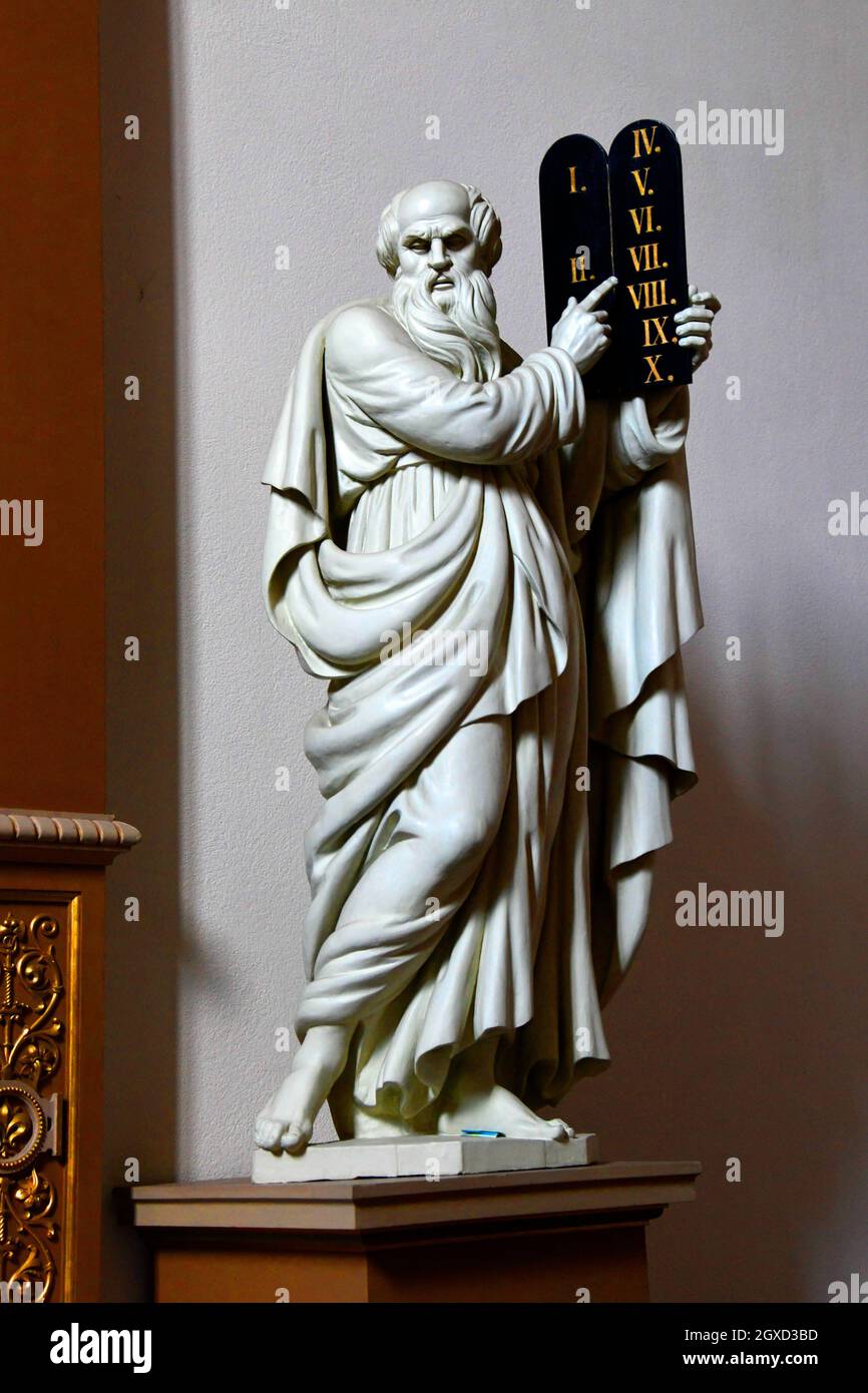Church statue hi-res stock photography and images - Alamy