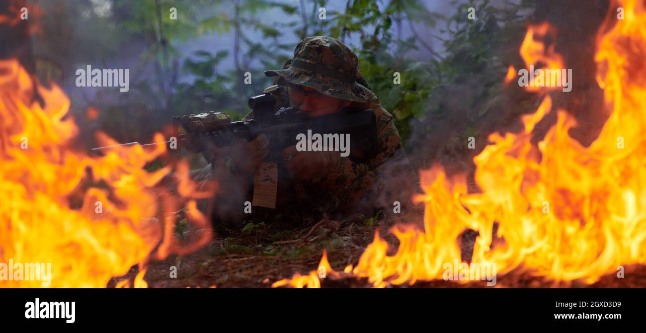 modern warfare soldier in action combat Stock Photo - Alamy