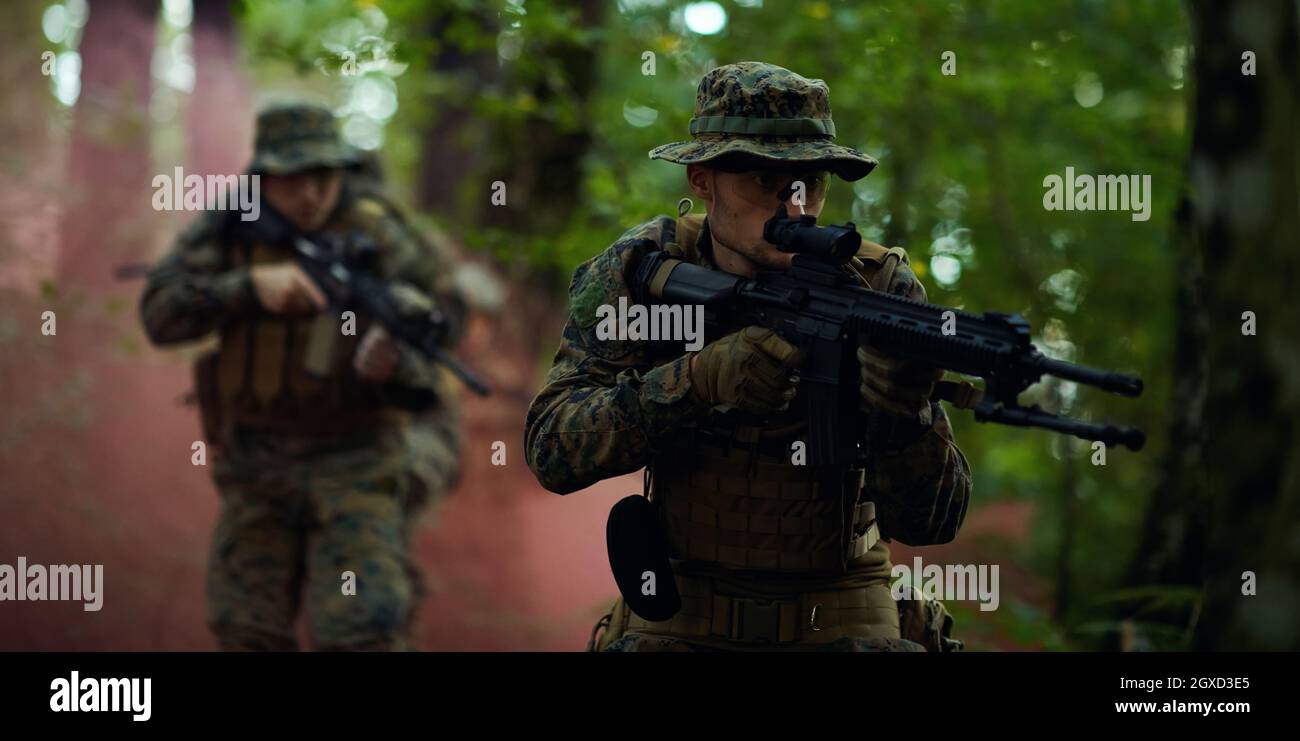 Modern warfare Soldiers Squad Running as Team in Battle Formation Stock ...