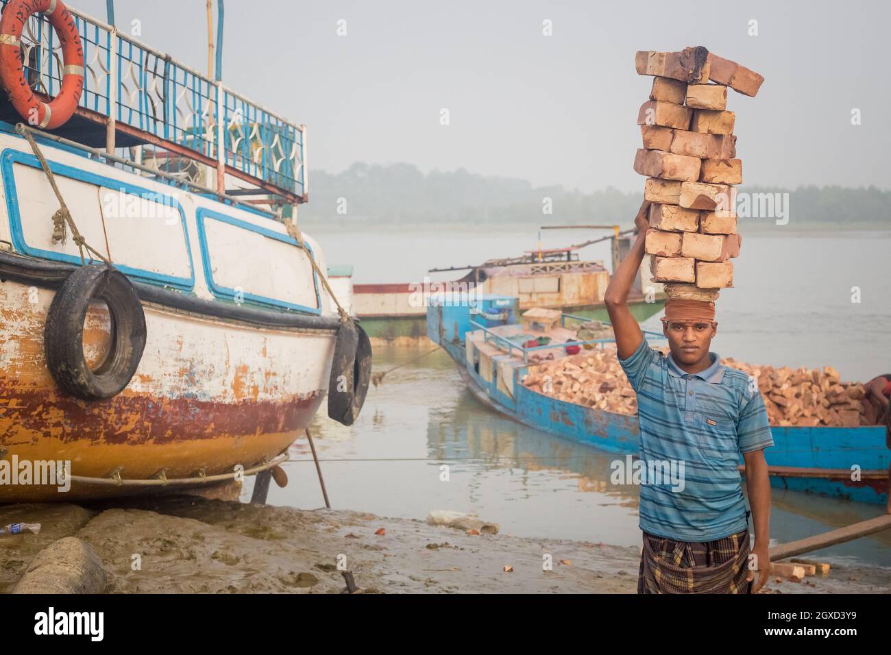 Riverside village river bangladesh hi-res stock photography and images ...