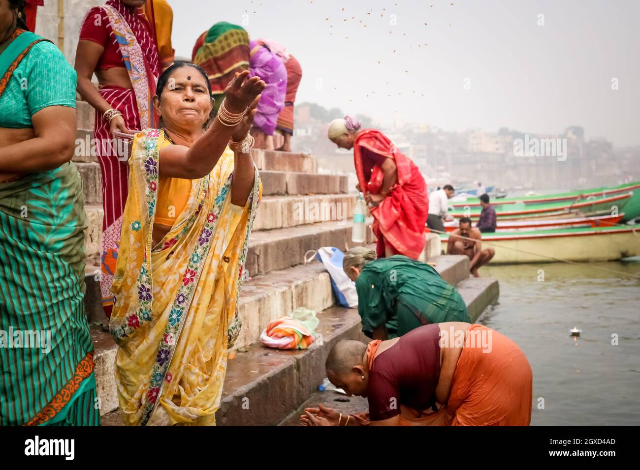 INDIA, VARANASI - NOVEMBER 27, 2015: Ethnic woman in traditional ...