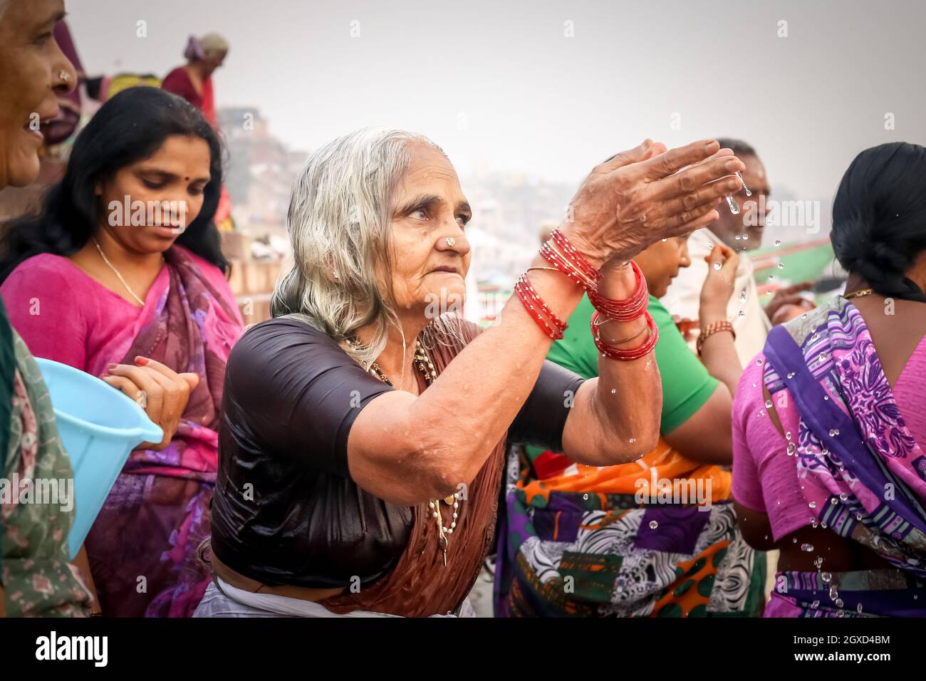 INDIA, VARANASI - NOVEMBER 27, 2015: Ethnic woman in traditional ...