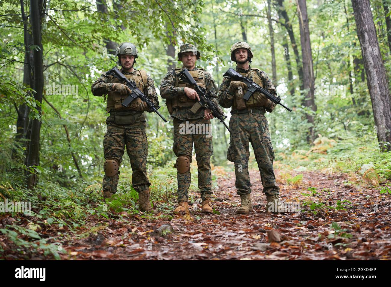 soldiers squad relaxed walking after battle Stock Photo - Alamy