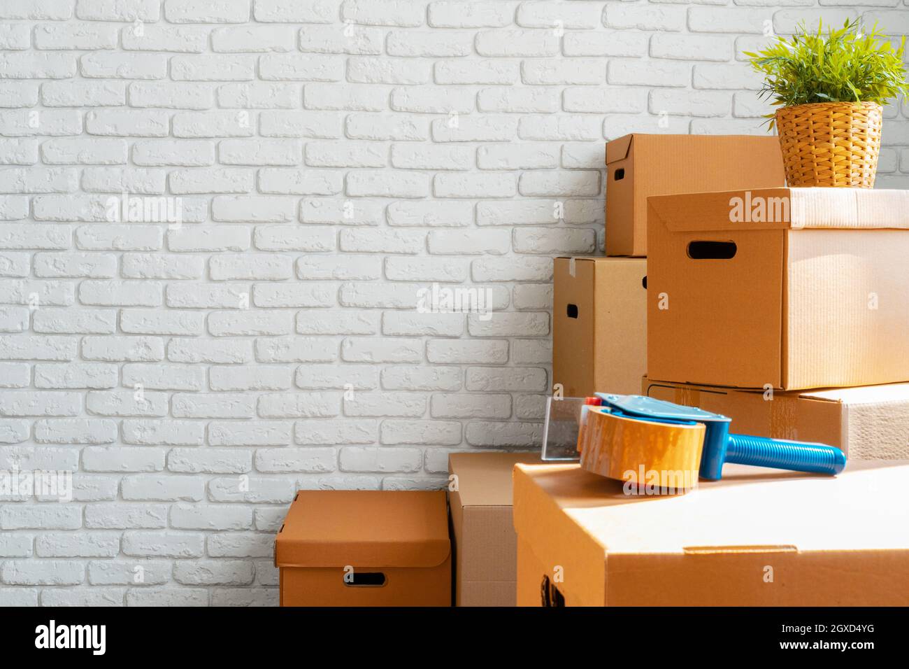 Close up of moving carton boxes in an empty room Stock Photo - Alamy
