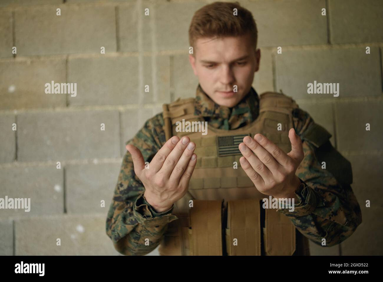 muslim soldier praying traditinal islamic pray Stock Photo - Alamy