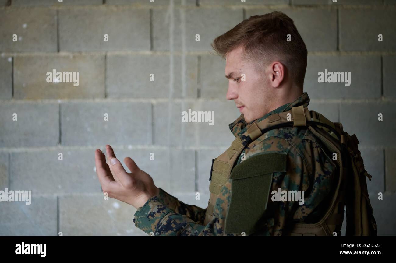 muslim soldier praying traditinal islamic pray Stock Photo - Alamy