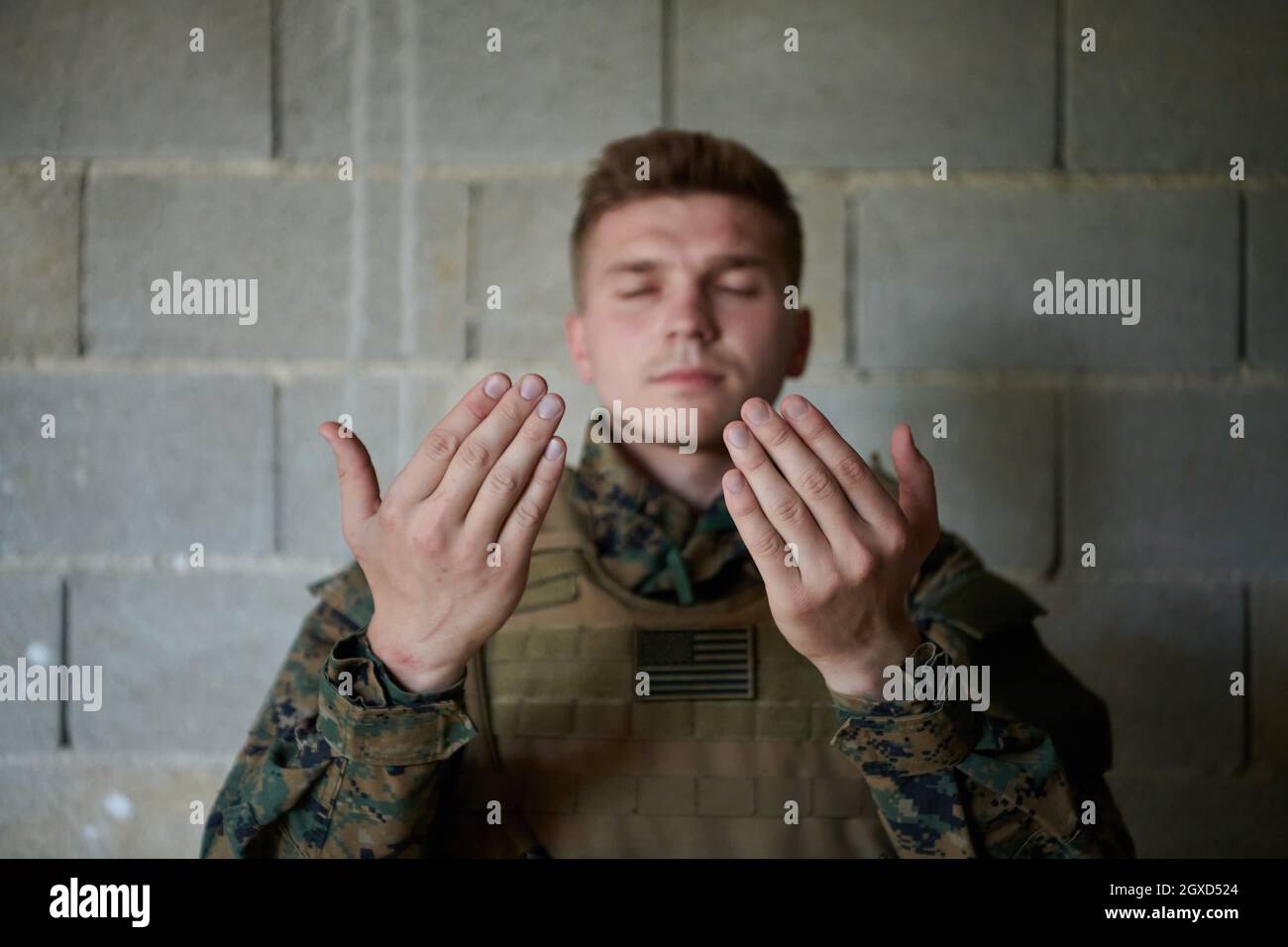 muslim soldier praying traditinal islamic pray Stock Photo - Alamy