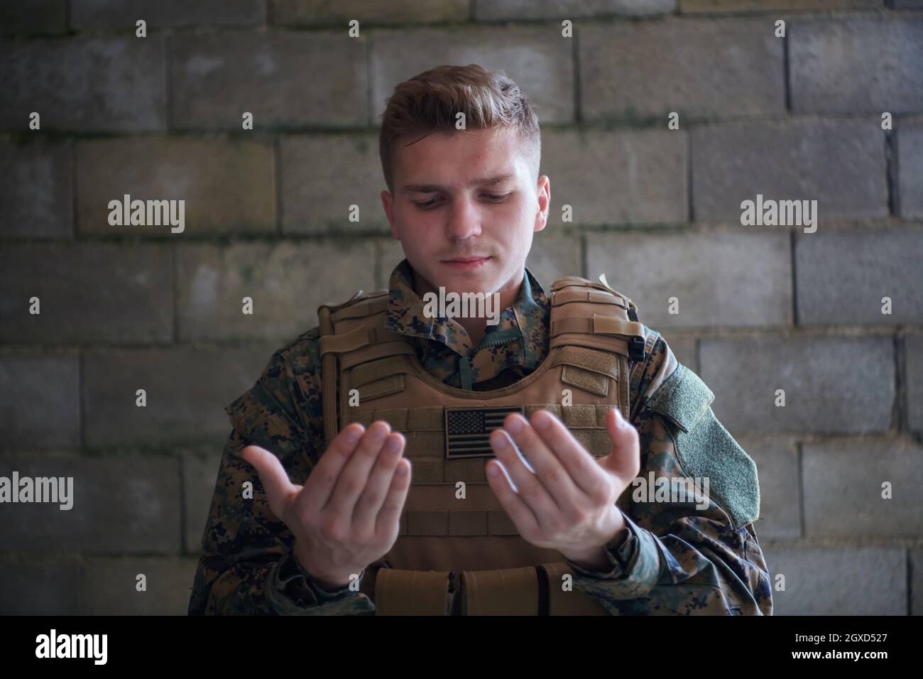 muslim soldier praying traditinal islamic pray Stock Photo - Alamy
