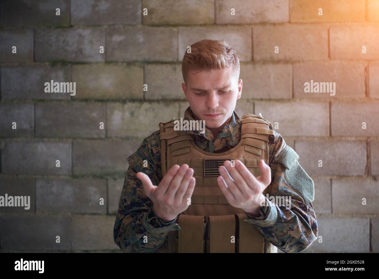 muslim soldier praying traditinal islamic pray Stock Photo - Alamy