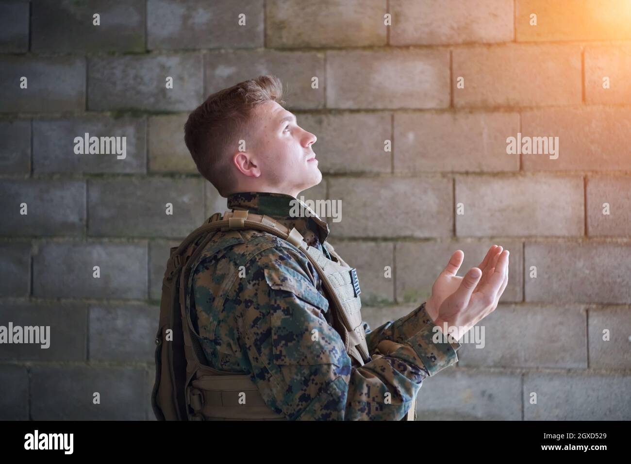muslim soldier praying traditinal islamic pray Stock Photo - Alamy