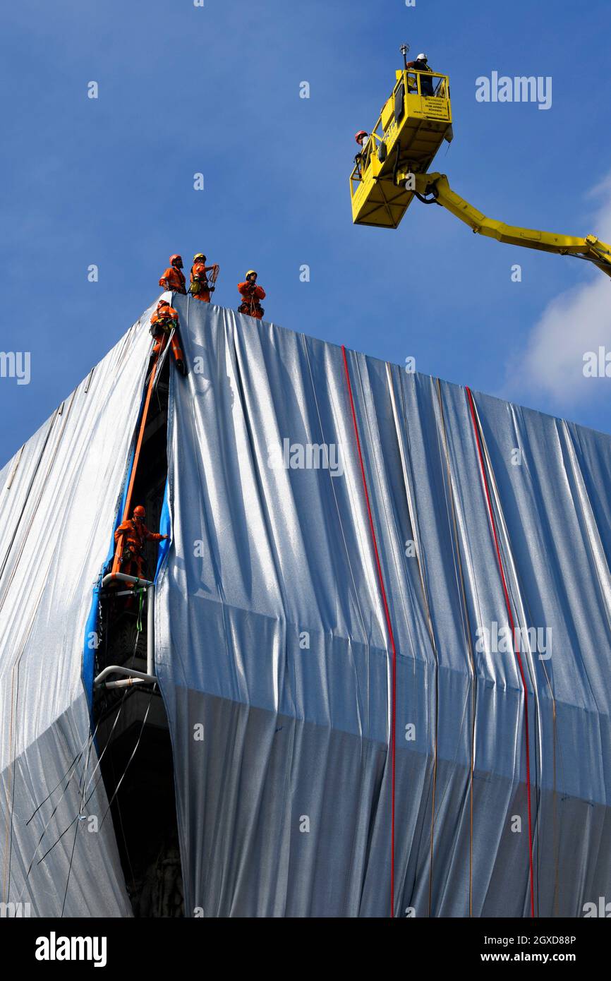 Paris installation art hi-res stock photography and images - Alamy