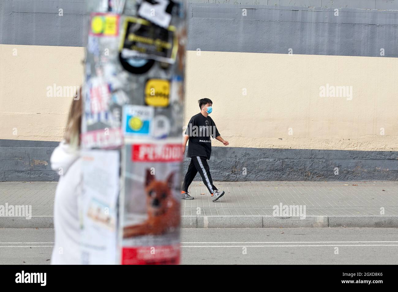 Chinese man walking in Barcelona, Spain Stock Photo - Alamy