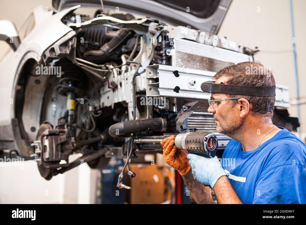 Mechanic fix car hi-res stock photography and images - Alamy