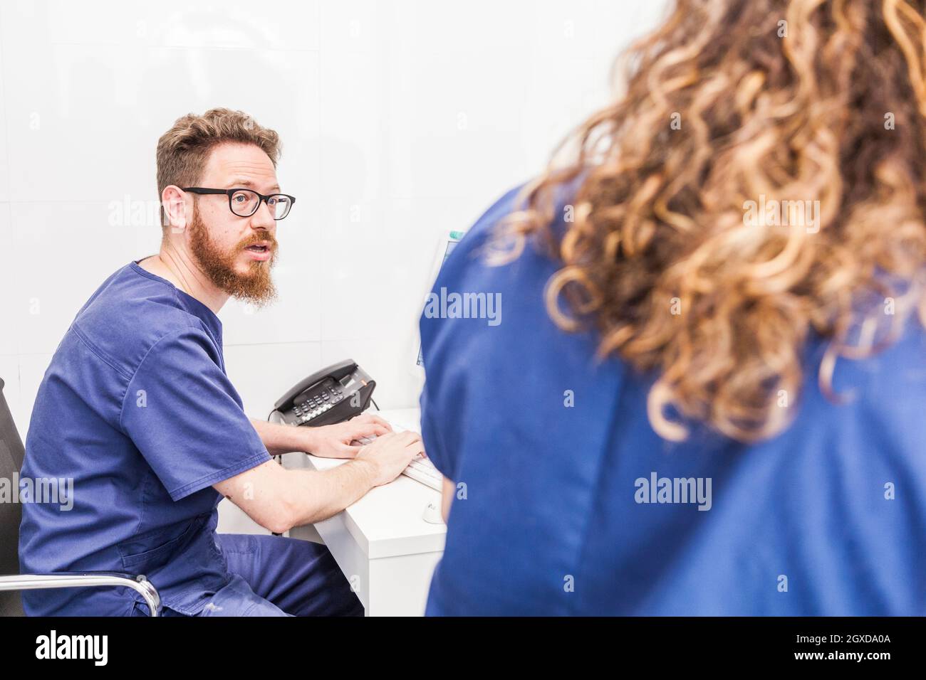 Doctor typing keyboard hi-res stock photography and images - Alamy