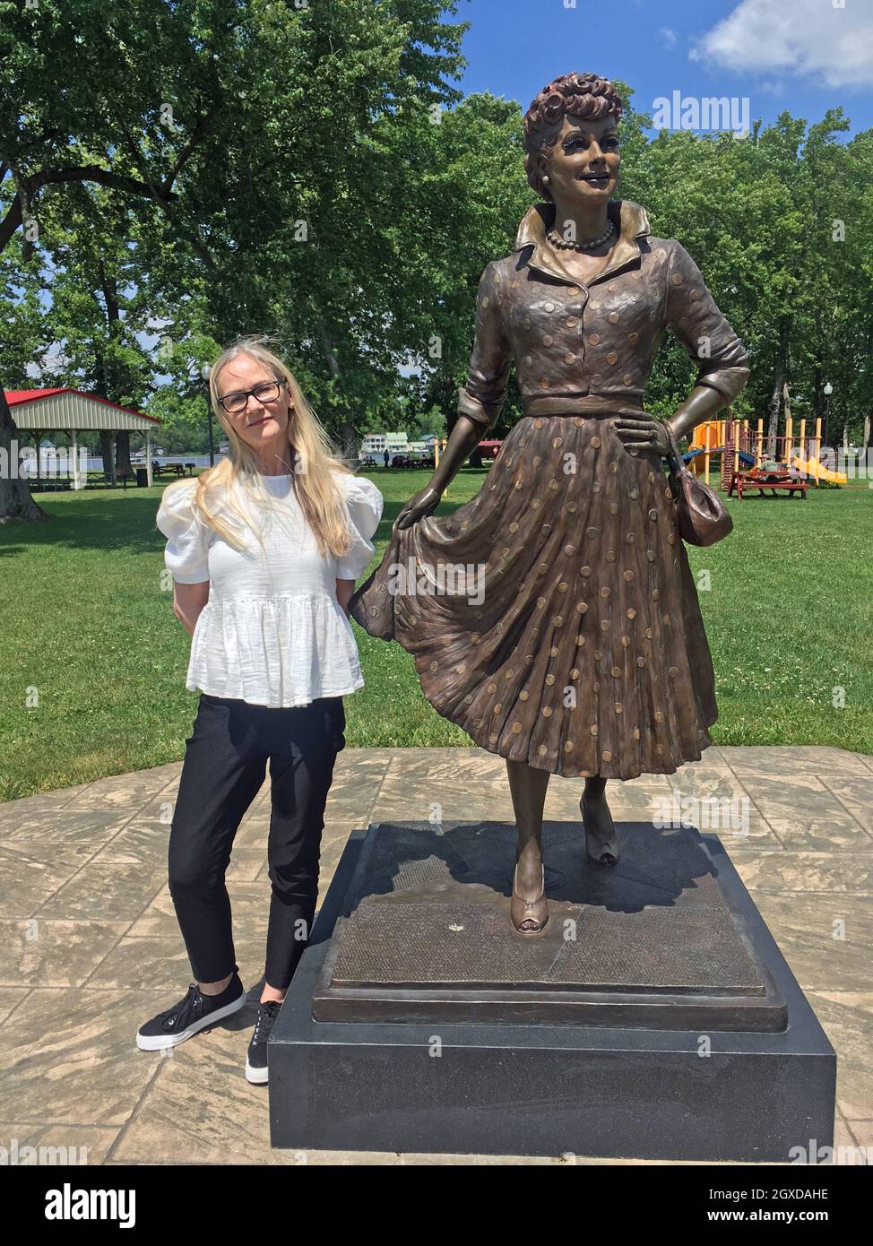 Lucille Ball Bronze Statue High Resolution Stock Photography and Images ...