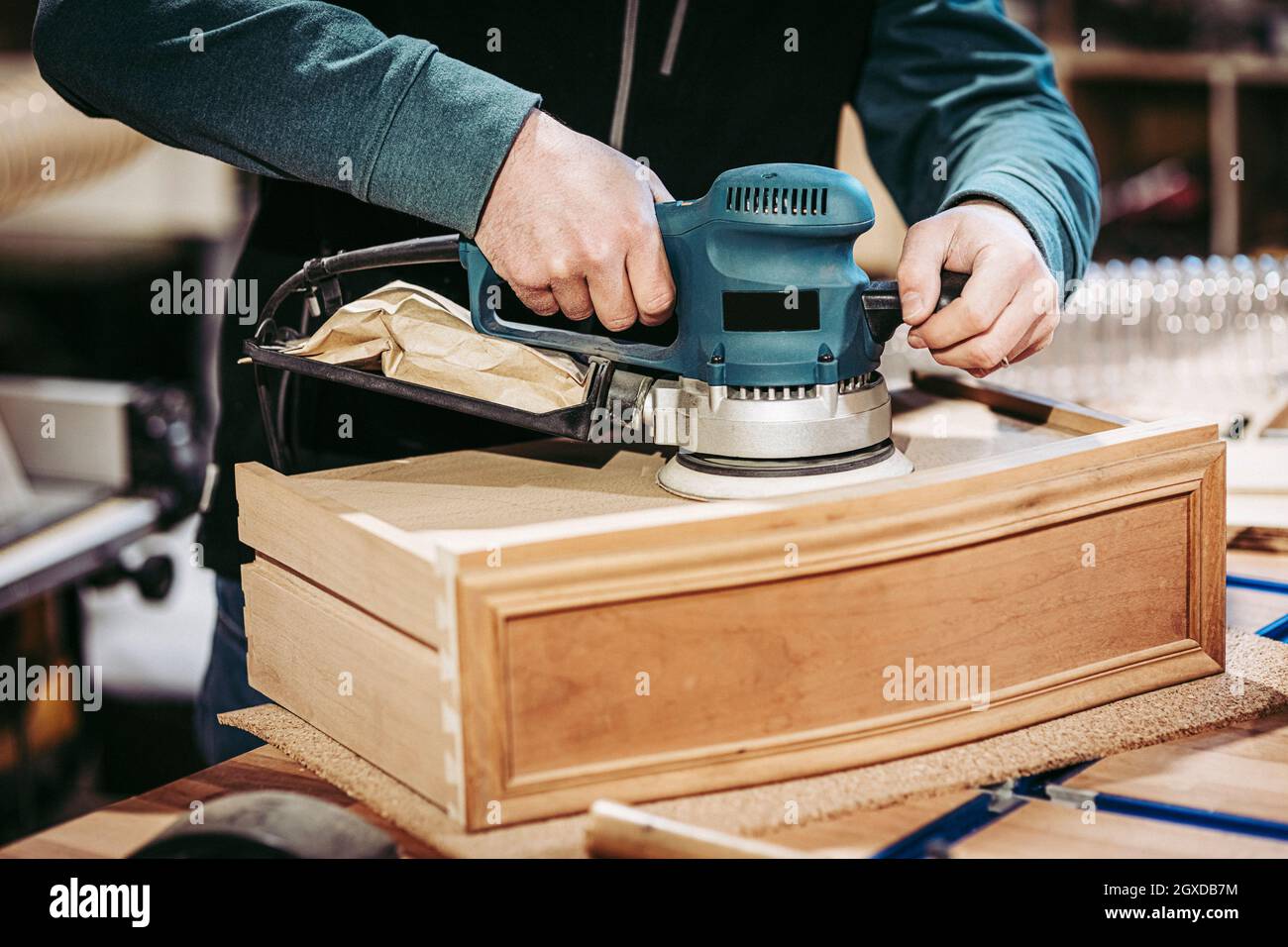 detail of a carpenter using an orbital sander Stock Photo - Alamy