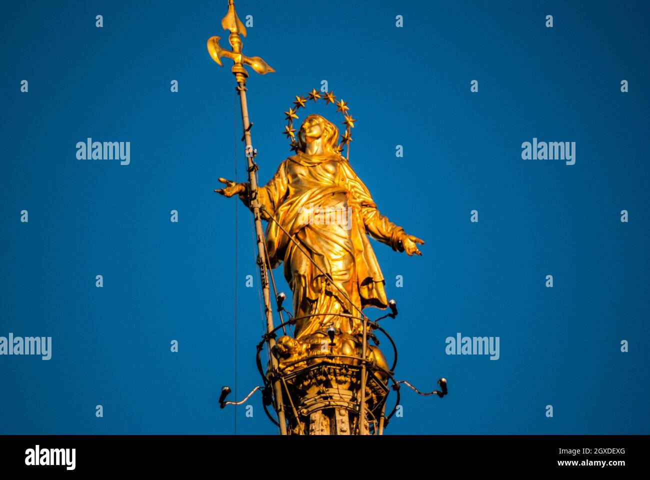 Madonna spire cathedral of milan hi-res stock photography and images ...