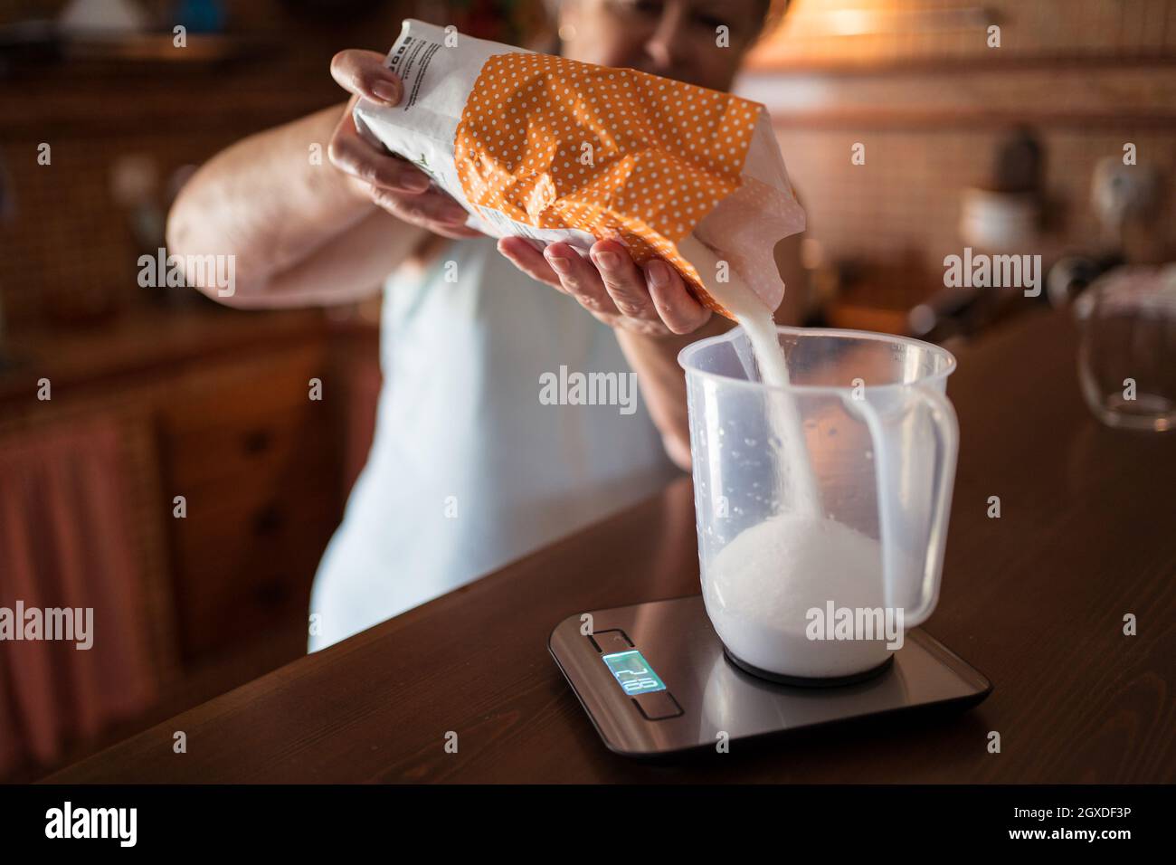 Weighing sugar pouring scales hi-res stock photography and images - Alamy