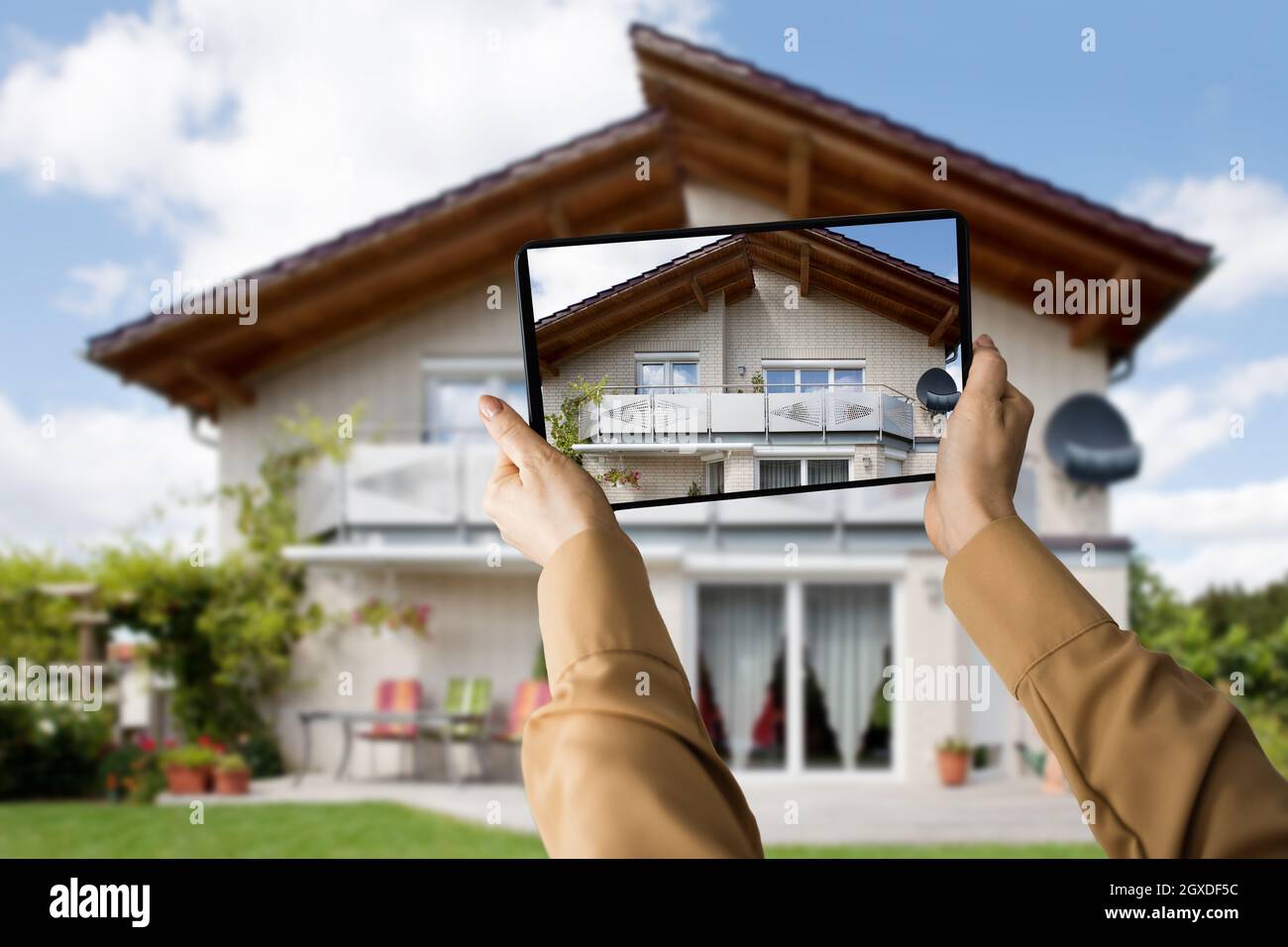 Virtual Real Estate House Video Conference Tour Stock Photo - Alamy