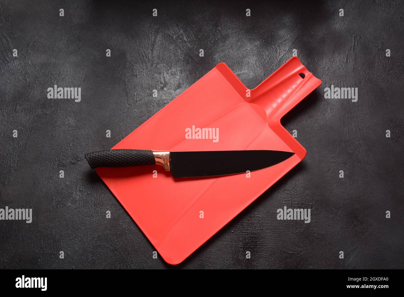 Kitchen cutting board and knife, copy space Stock Photo - Alamy