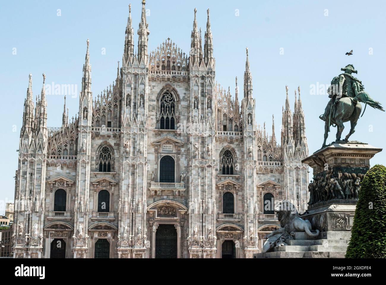 Duomo square statue hi-res stock photography and images - Alamy