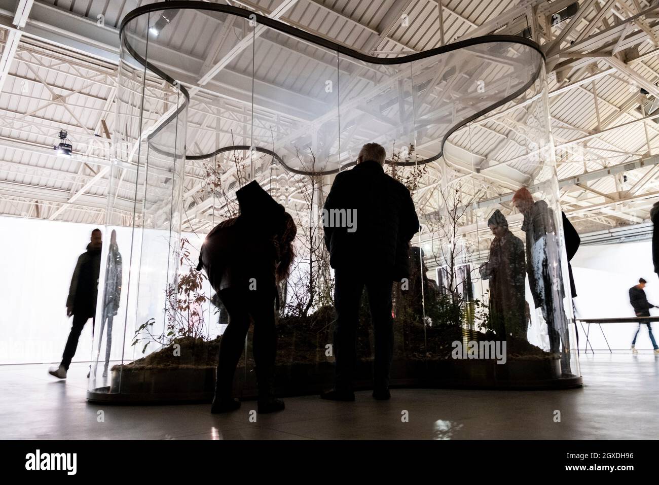 People looking at art installation hi-res stock photography and images ...