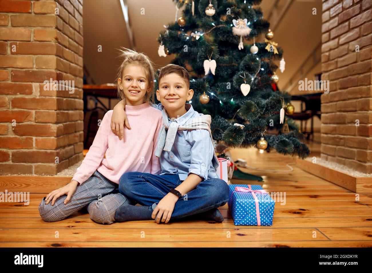 Children bloggers poses at christmas tree, little vloggers. Kids ...