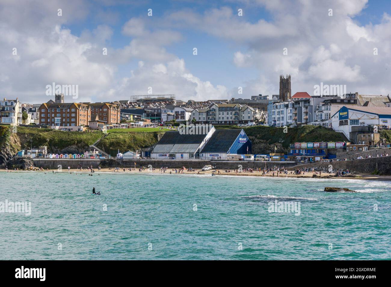 High tide at Towan Beach in Newquay in Cornwall Stock Photo - Alamy