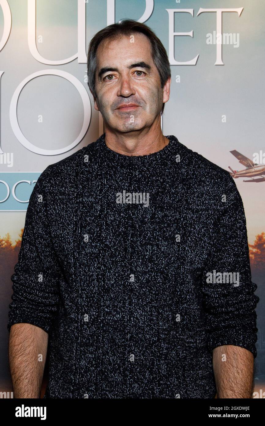 animals handler Andrew Simpson attending the Le Loup Et Le Lion (The ...