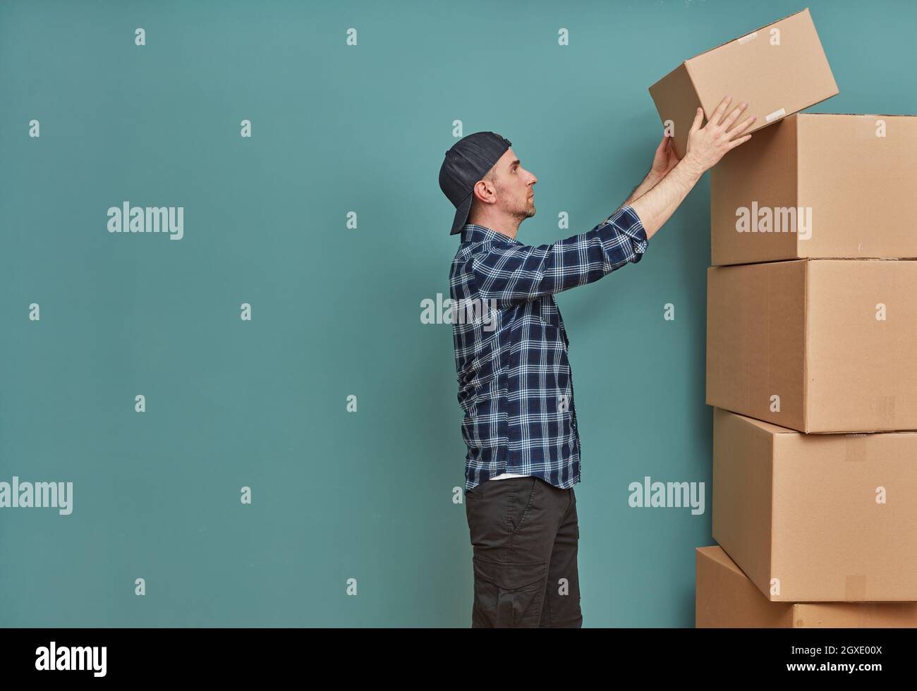 Casual dressed man with cardboard boxes Stock Photo - Alamy