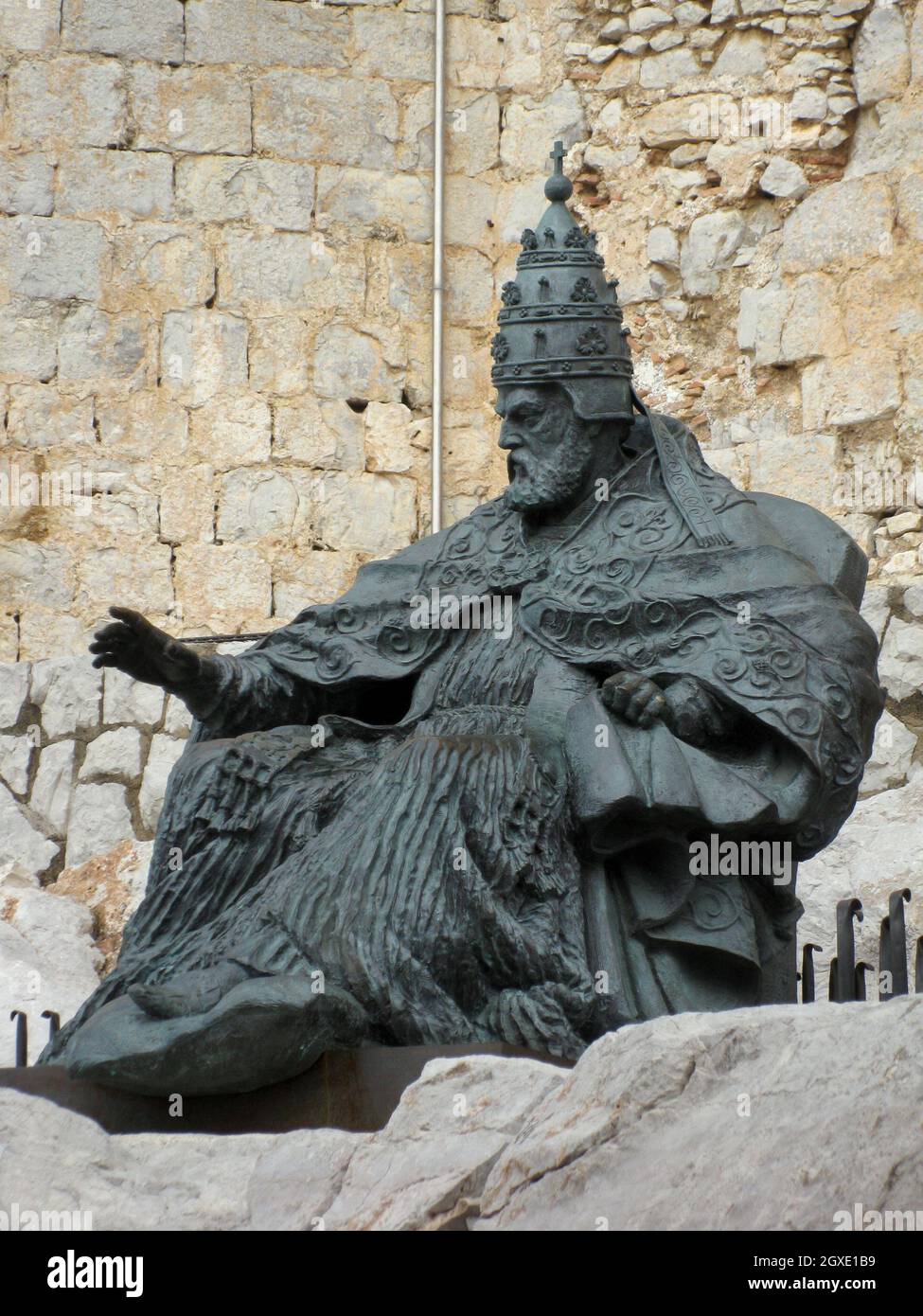 Peñiscola, Spain: the statue of Papa Luna, aka Pope Benedicto XIII ...