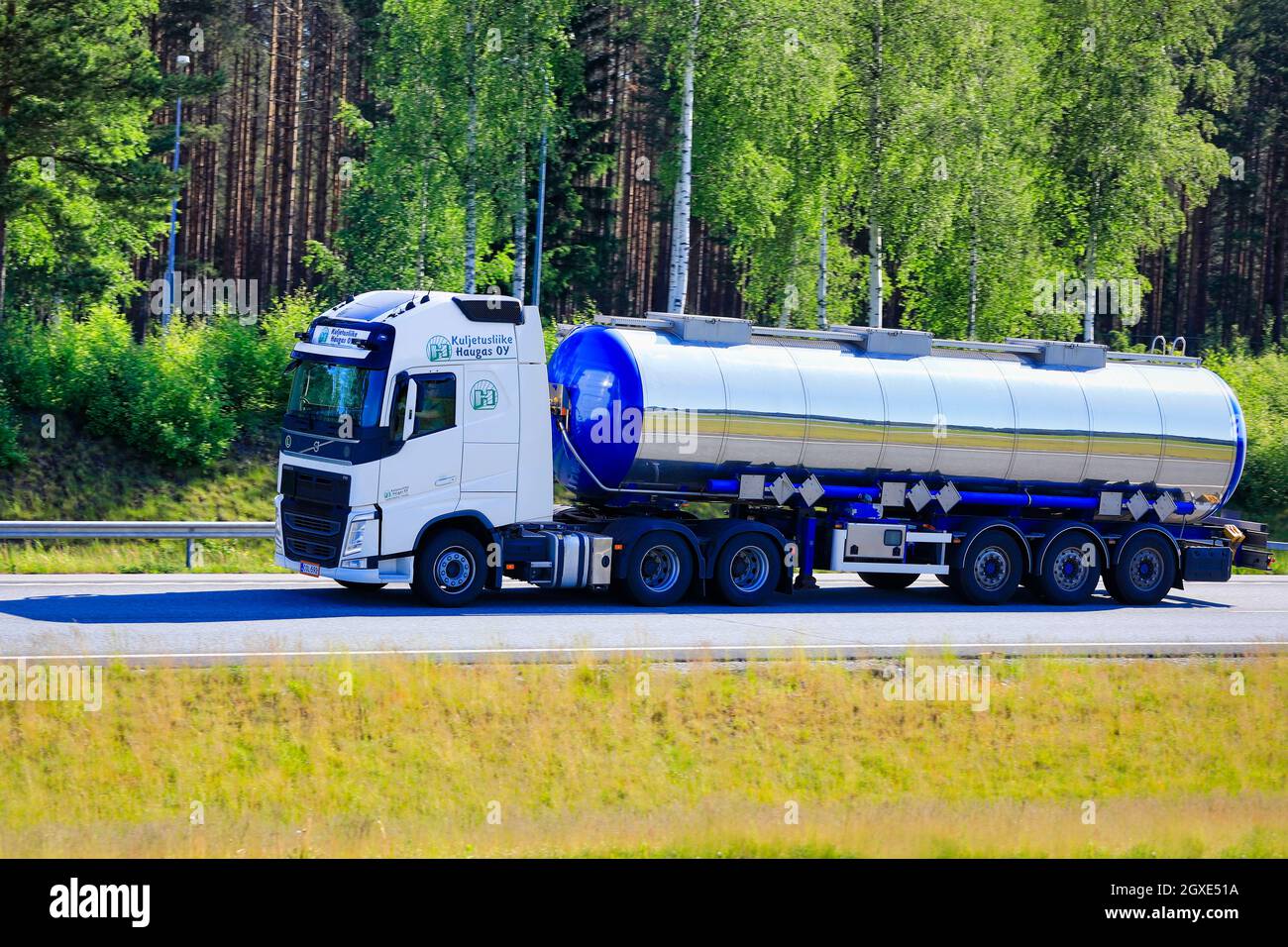 White Volvo FH semi tanker truck of Kuljetusliike Haugas Oy at speed ...