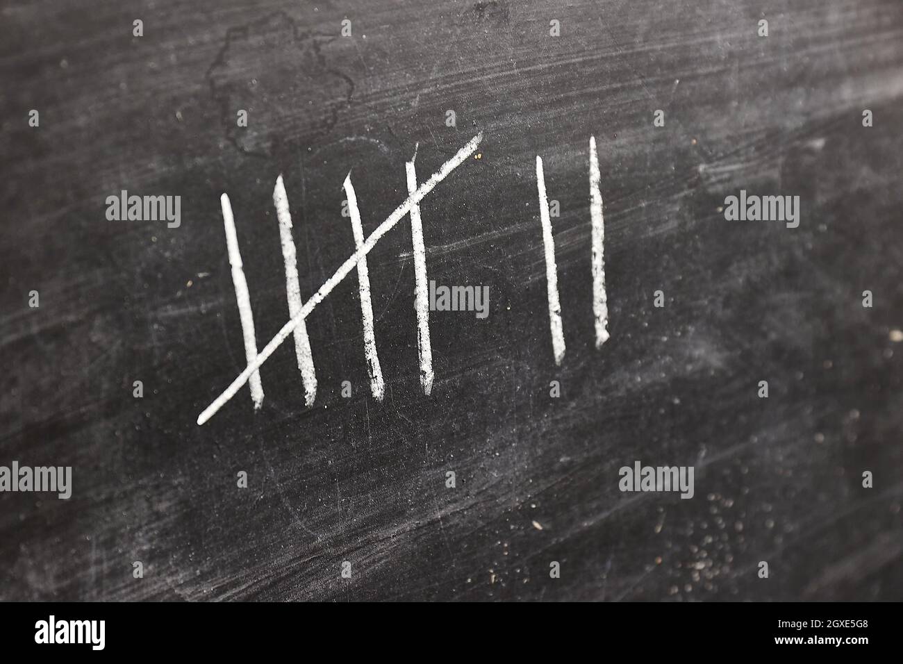 Counting tally marks with chalk, groups of five strikes Stock Photo - Alamy
